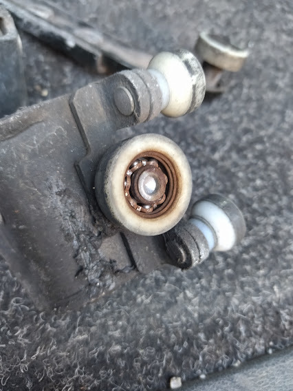 Замена роликов сдвижной двери — Volkswagen Transporter T5, 2,5 л, 2004 ...