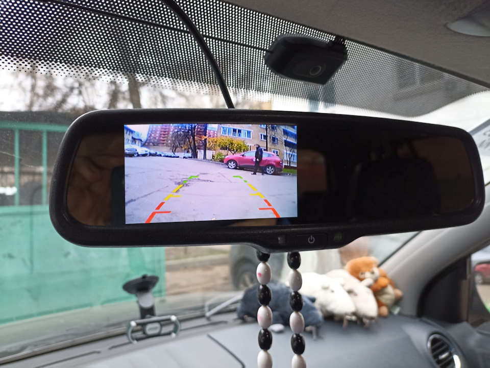 Установка салонного зеркала заднего вида с камерой и автозатемнением ...