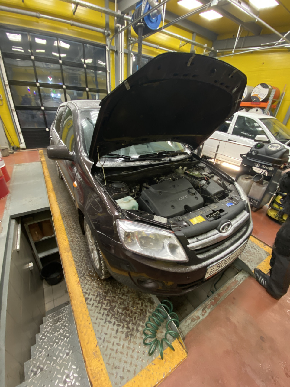 Замена тормозной жидкости — Lada Гранта (1G), 1,6 л, 2013 года ...