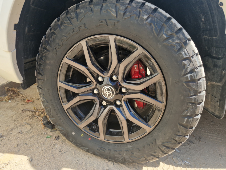 Maxxis Razer АТ — Toyota Hilux (8G), 4 л, 2022 года | шины | DRIVE2