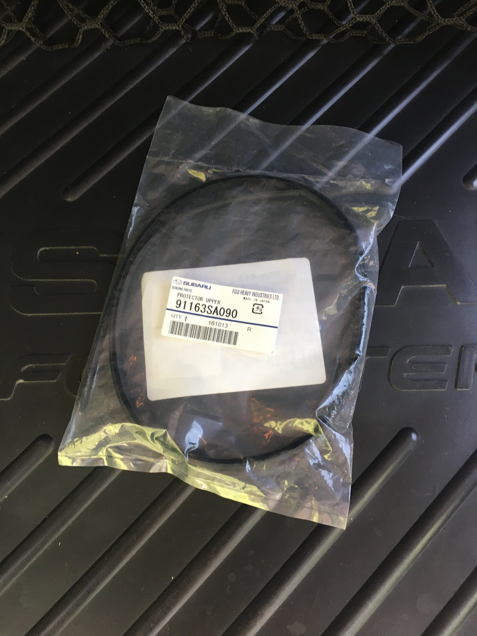 Нижняя резинка стекла багажника. — Subaru Forester (SG), 2 л, 2007 года ...