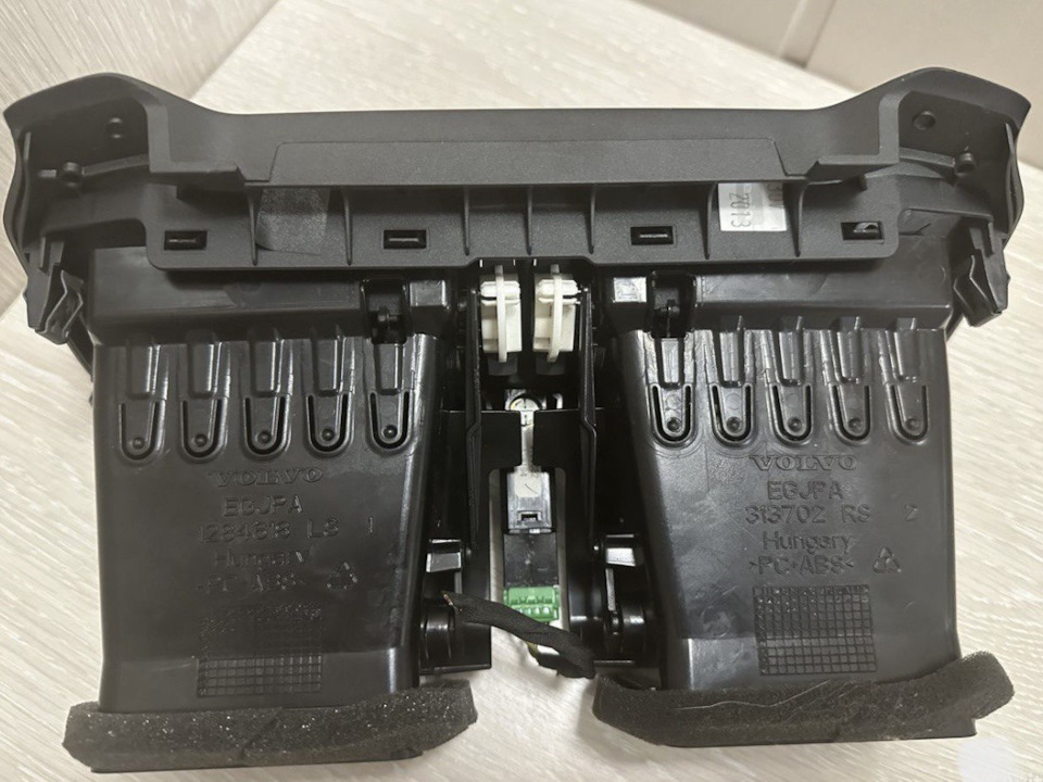 Центральный дефлектор воздуховода Volvo V40 на Volvo V40 (2G), Volvo ...