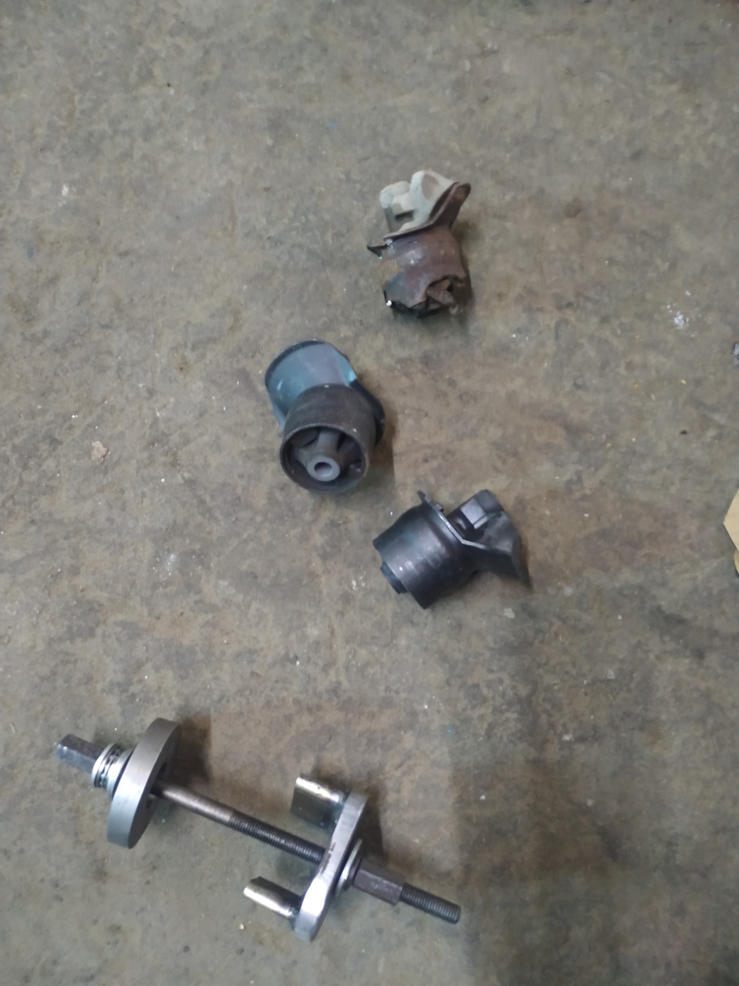 Замена задних пружин и сайлентов балки — Toyota Corolla (120), 1,6 л ...