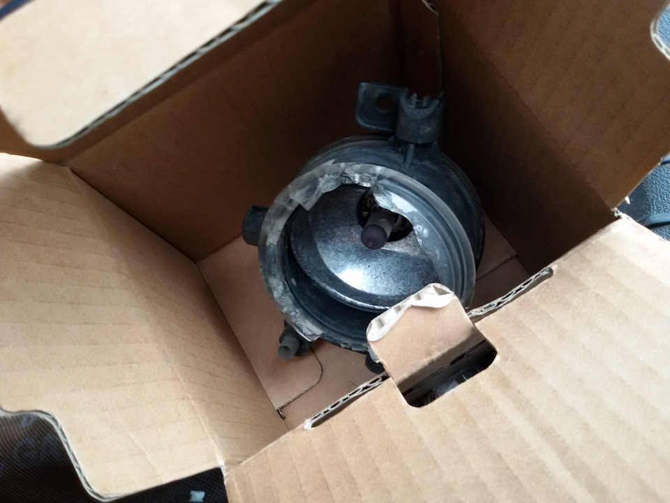 Замена противотуманки — Ford Focus Sedan II, 1,6 л, 2005 года | своими ...