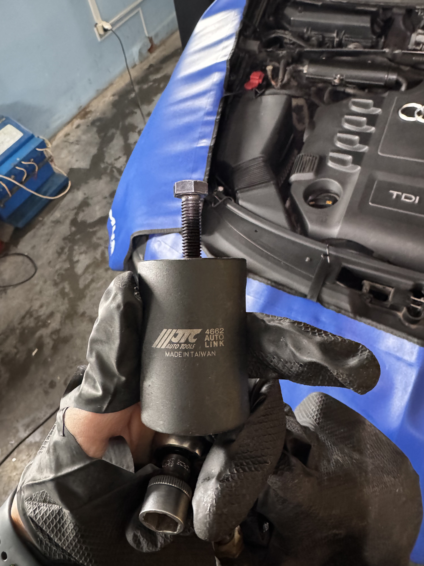 Замена блока клапанов и установка фильтра печки — Audi A6 (C6), 2 л ...