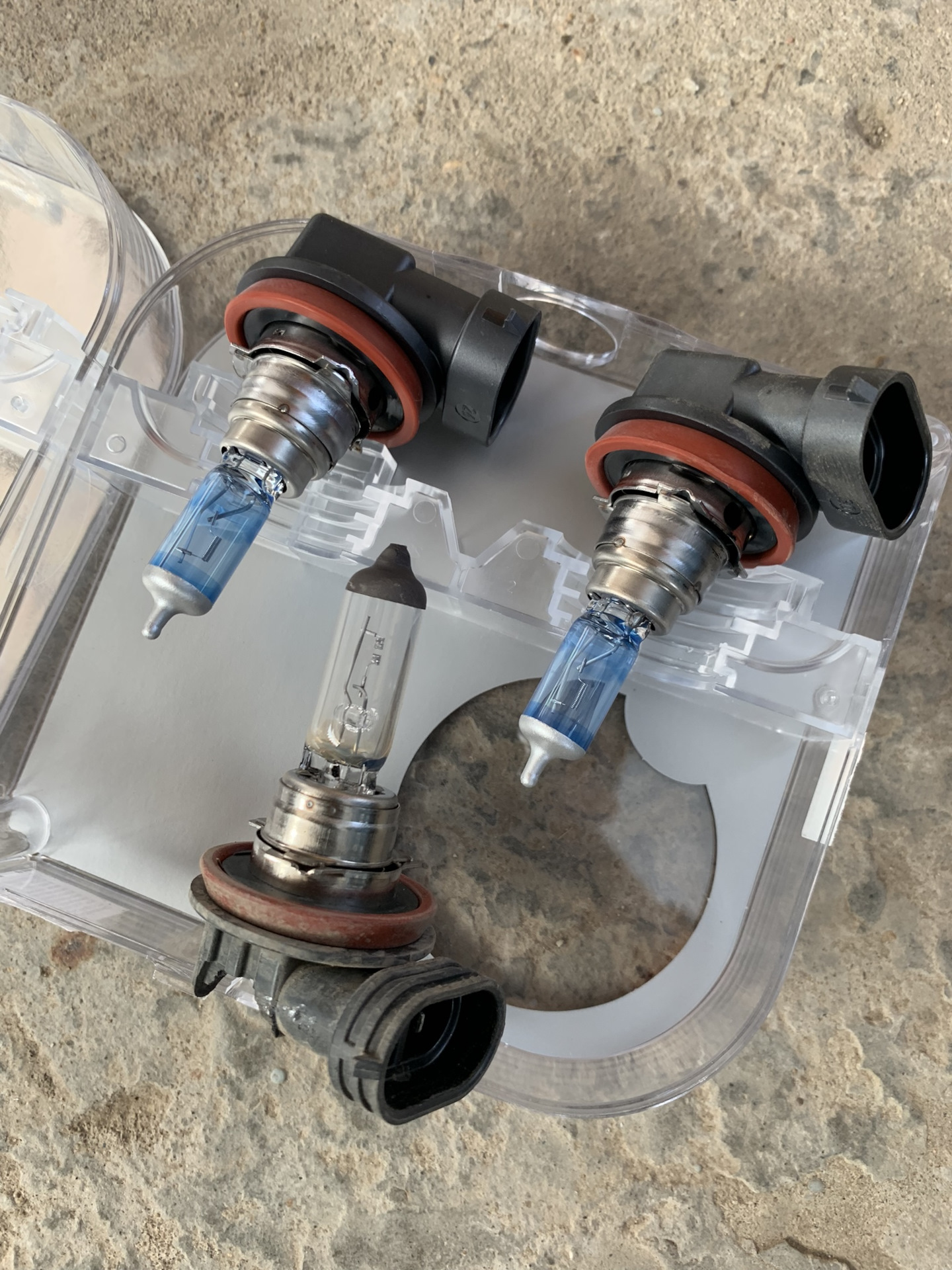 Замена ламп в противотуманных фарах — Nissan Leaf (1G), 2012 года ...