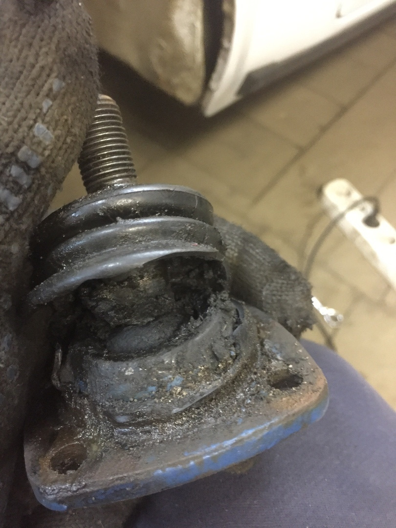 Замена шаровых, сайлентблоков верхнего рычага. Левая сторона. — Lada ...