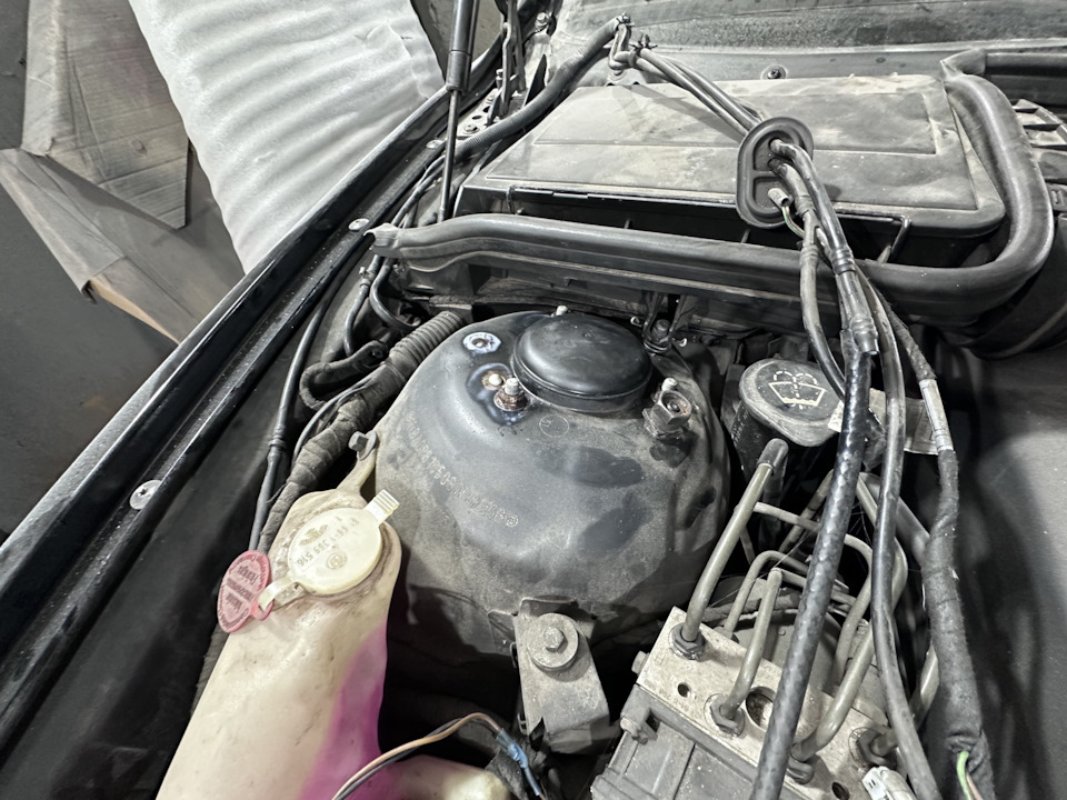 23. Защитные колпачки на передние стаканы амортизаторов Е39. — BMW 5 ...