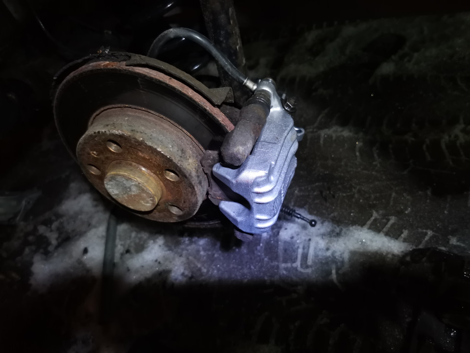 Замена заднего левого суппорта — Volkswagen Golf Mk4, 1,6 л, 1999 года ...