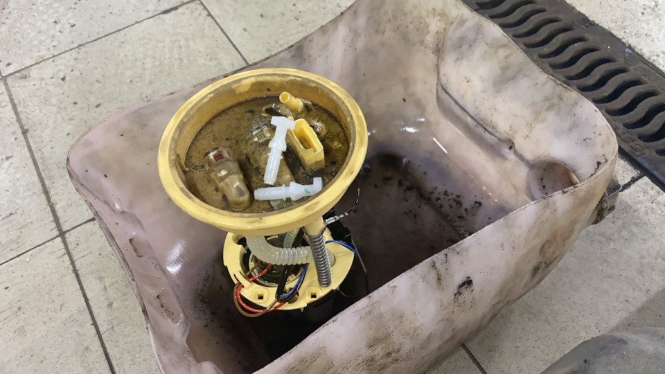 Замена топливного насоса 🥹 — Volvo XC60 (1G), 2,4 л, 2010 года | визит ...