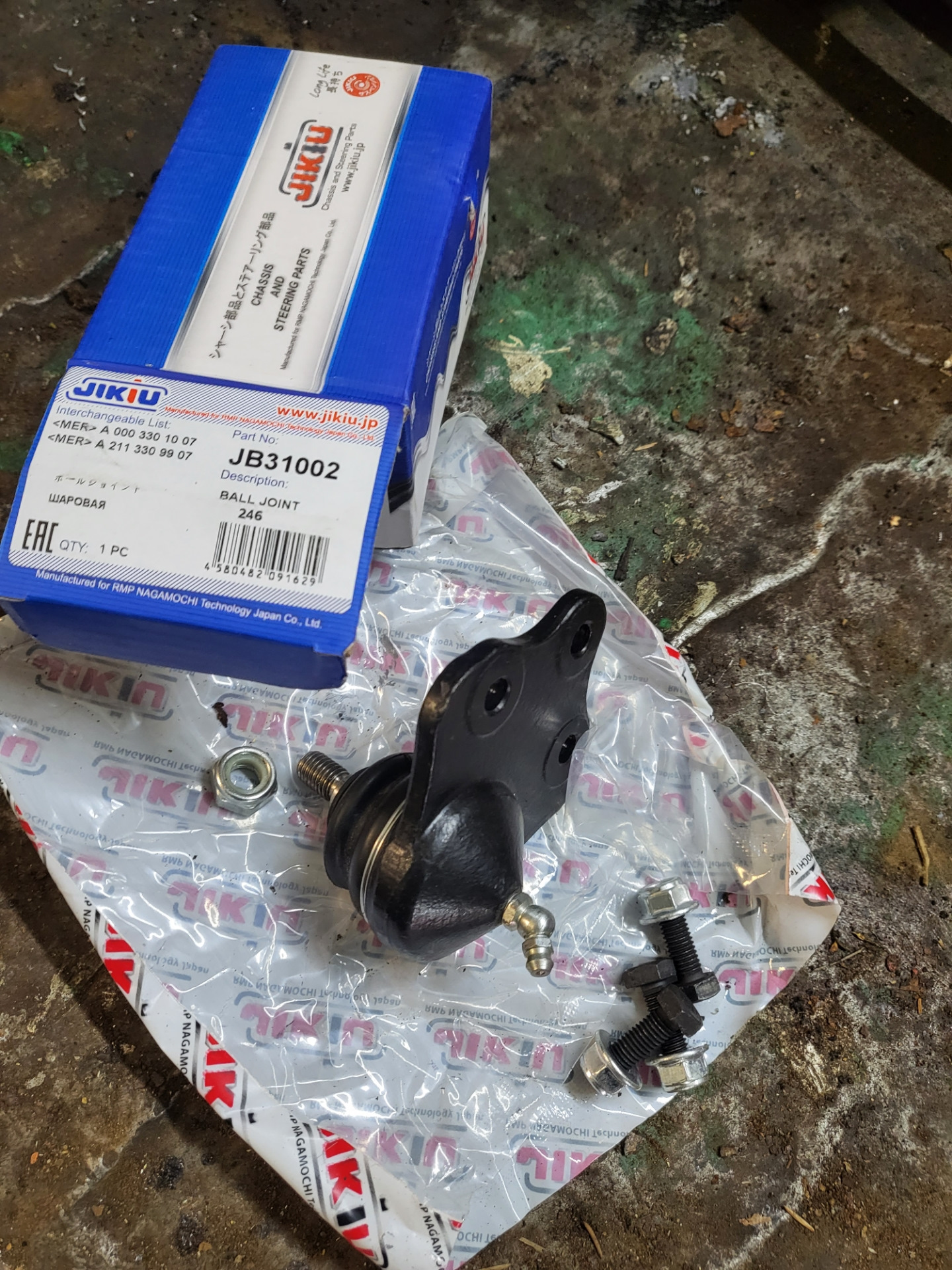 Замена верхних передних шаровых — Mercedes-Benz CLS 55 AMG (C219), 5,5 ...