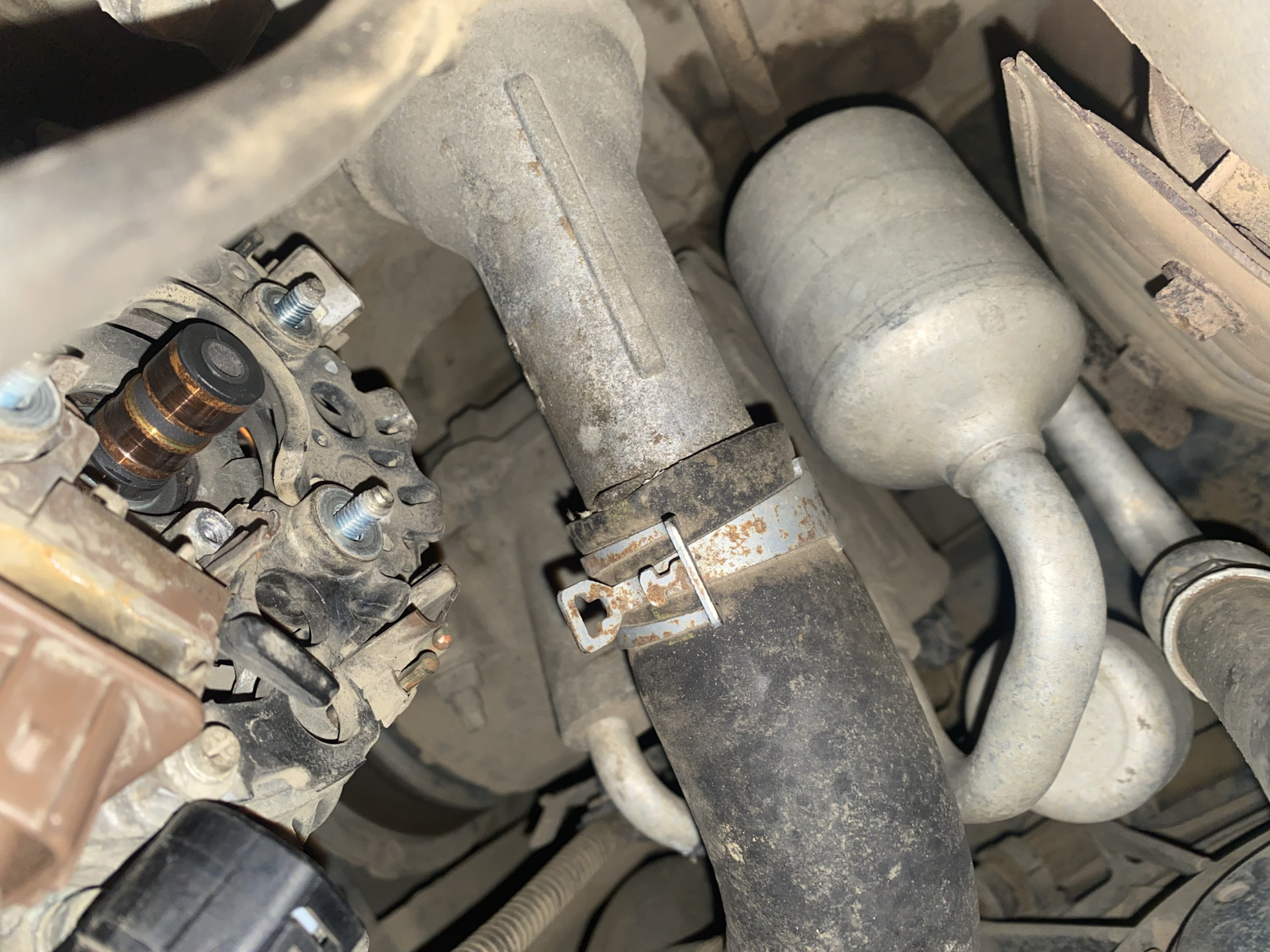 Замена щеток генератора — Toyota RAV4 (III), 2,4 л, 2008 года ...