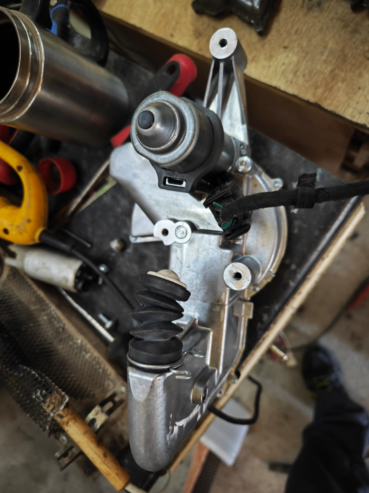 Замена актуатора сцепления — Lada Vesta SW Cross (1G), 1,8 л, 2018 года ...