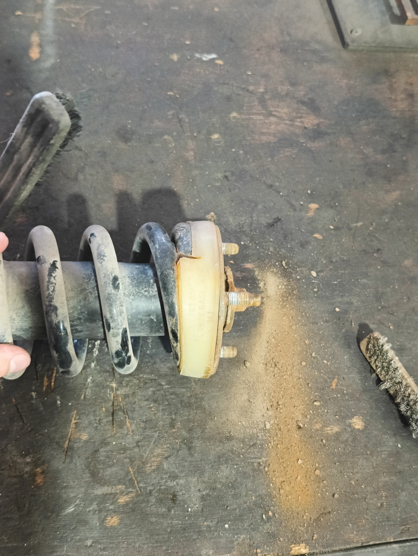 139. Замена передних пружин — Chevrolet TrailBlazer (2G), 2,8 л, 2014 ...