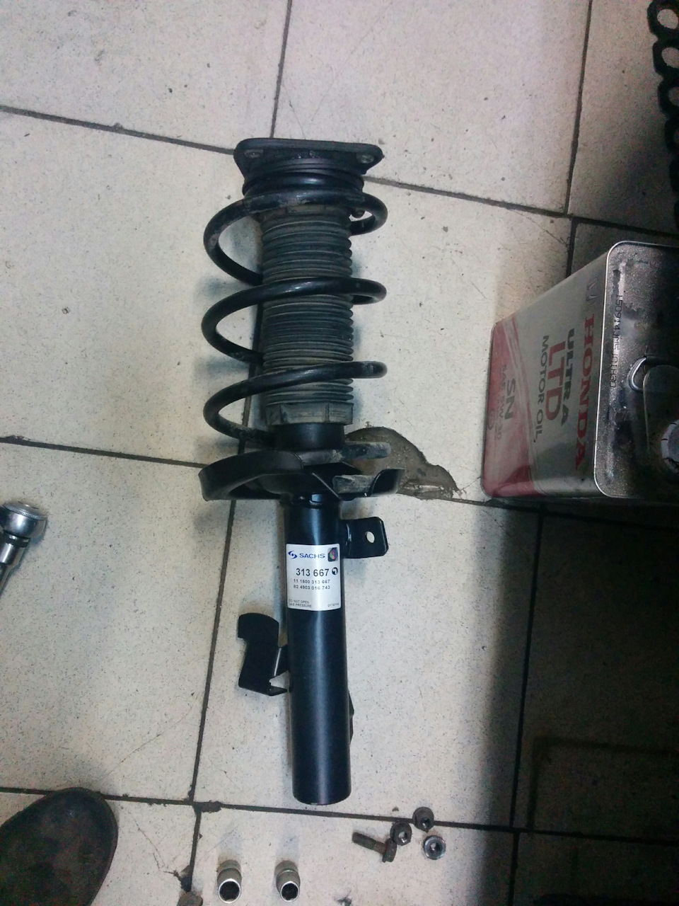 замена передних стоек. — Volvo S40 (2G), 2,4 л, 2005 года | своими ...