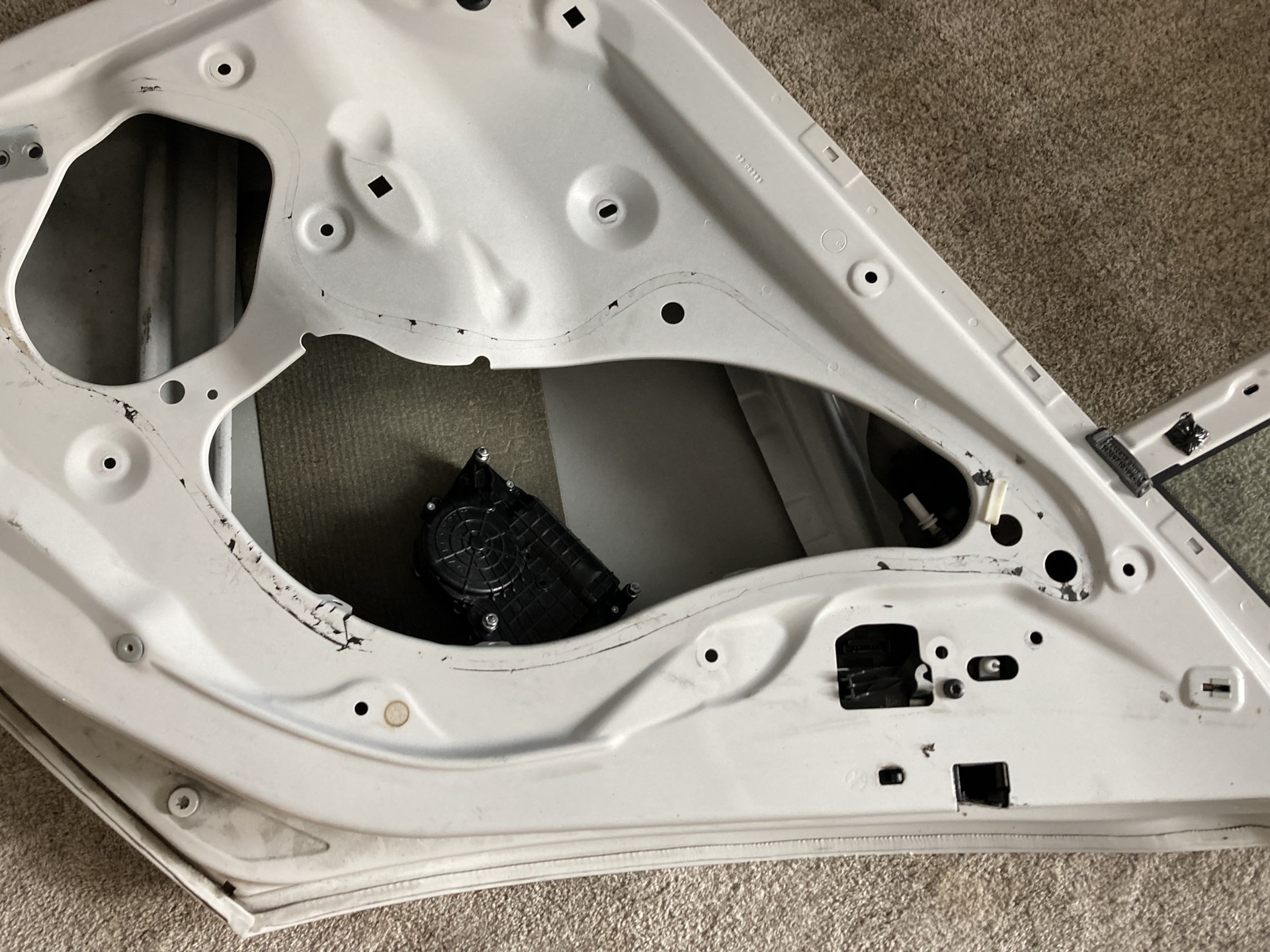 S323A: Soft-Close-Automatic, замки с электродоводчиками в BMW 1 F20 ...