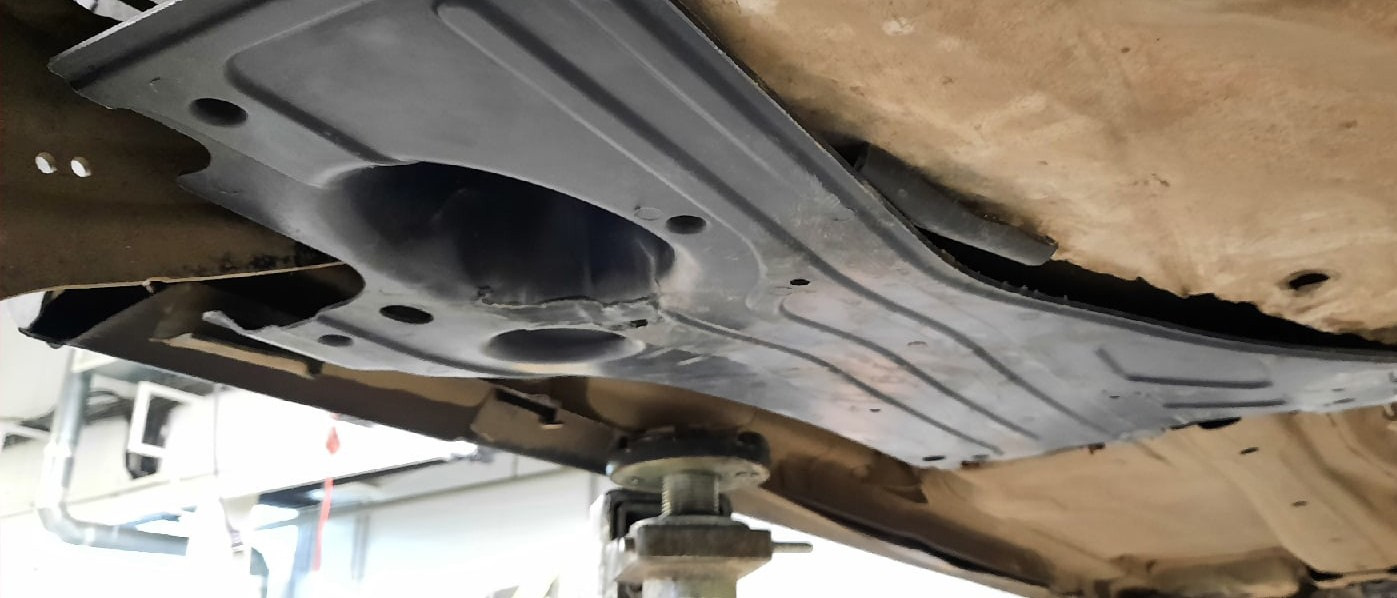 Защита топливных трубок и топливного бака — Volvo XC70 III, 2,4 л, 2010 ...