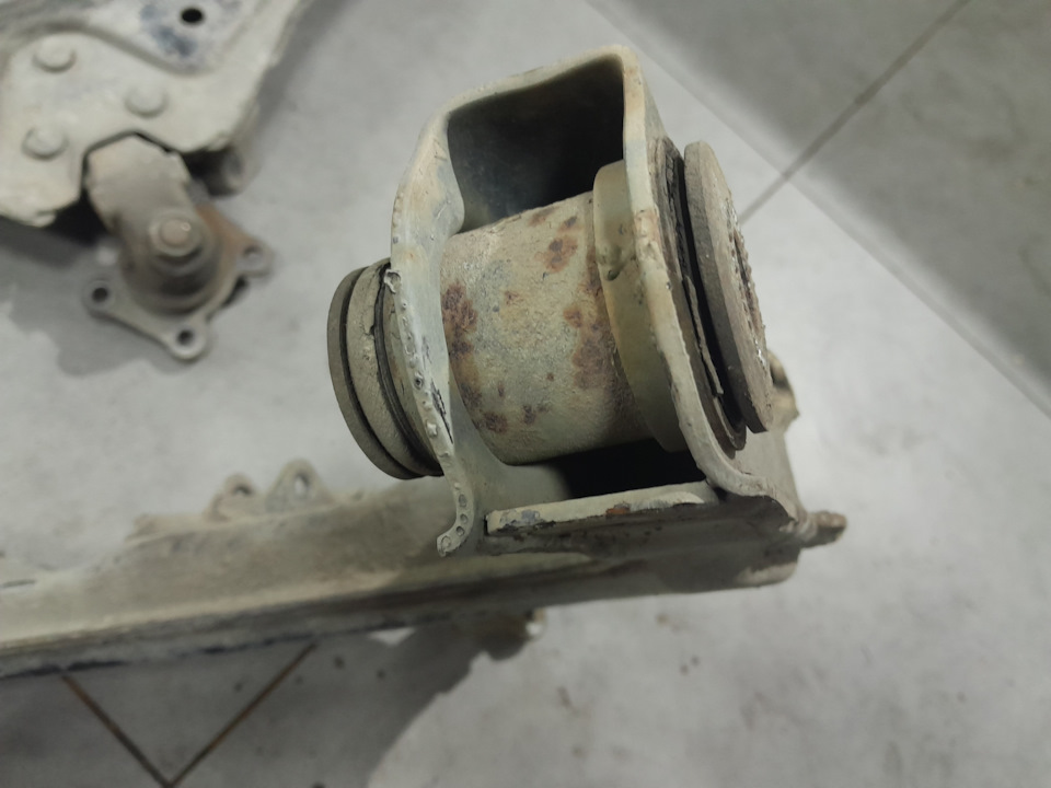 Замена саленблоков нижних передних рычагов для более комфортной езды ...