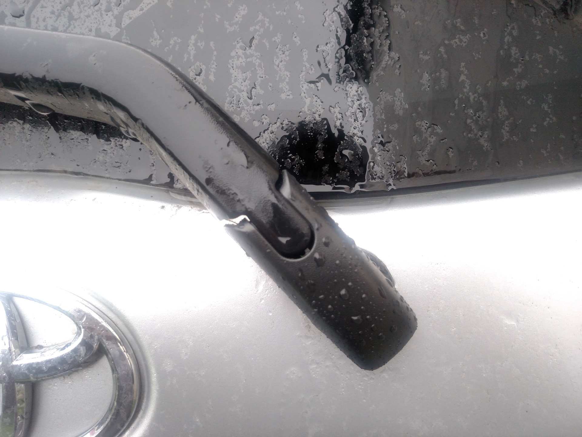 колпачок заднего дворника — Toyota Vitz (130), 1,3 л, 2015 года ...