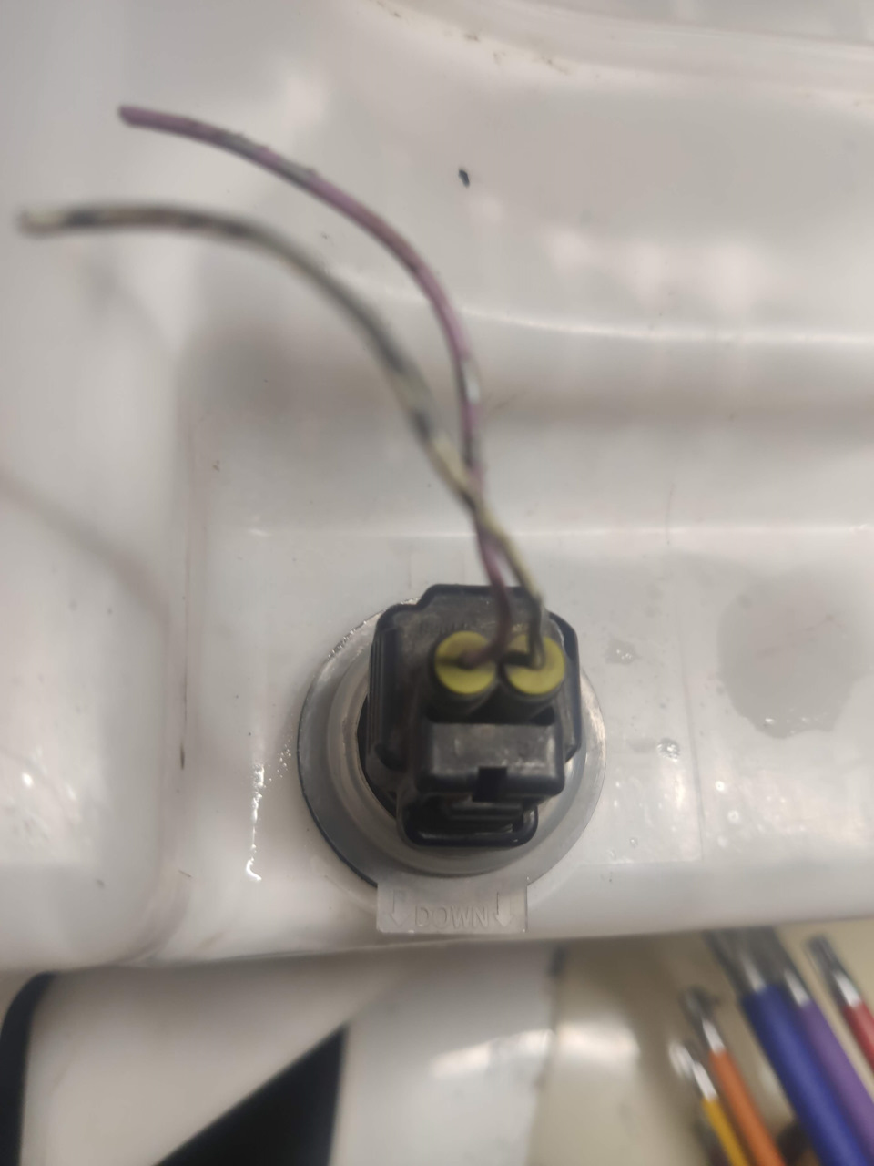 Датчик уровня омывателя. Washer Fluid Level. — Toyota Prius (50), 1,8 л ...