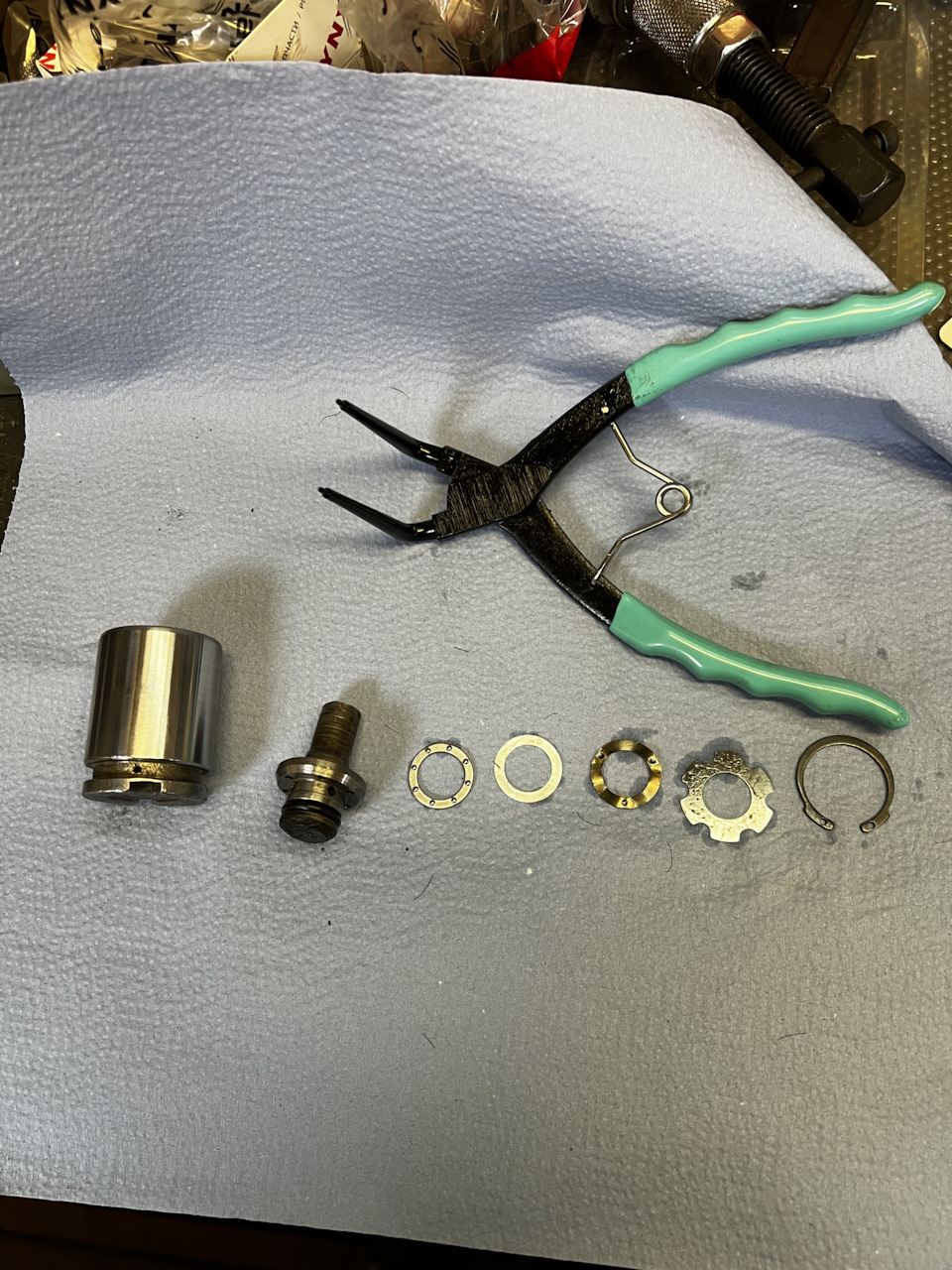 замена колодок и дисков — Volkswagen Caddy (3G), 2 л, 2008 года ...