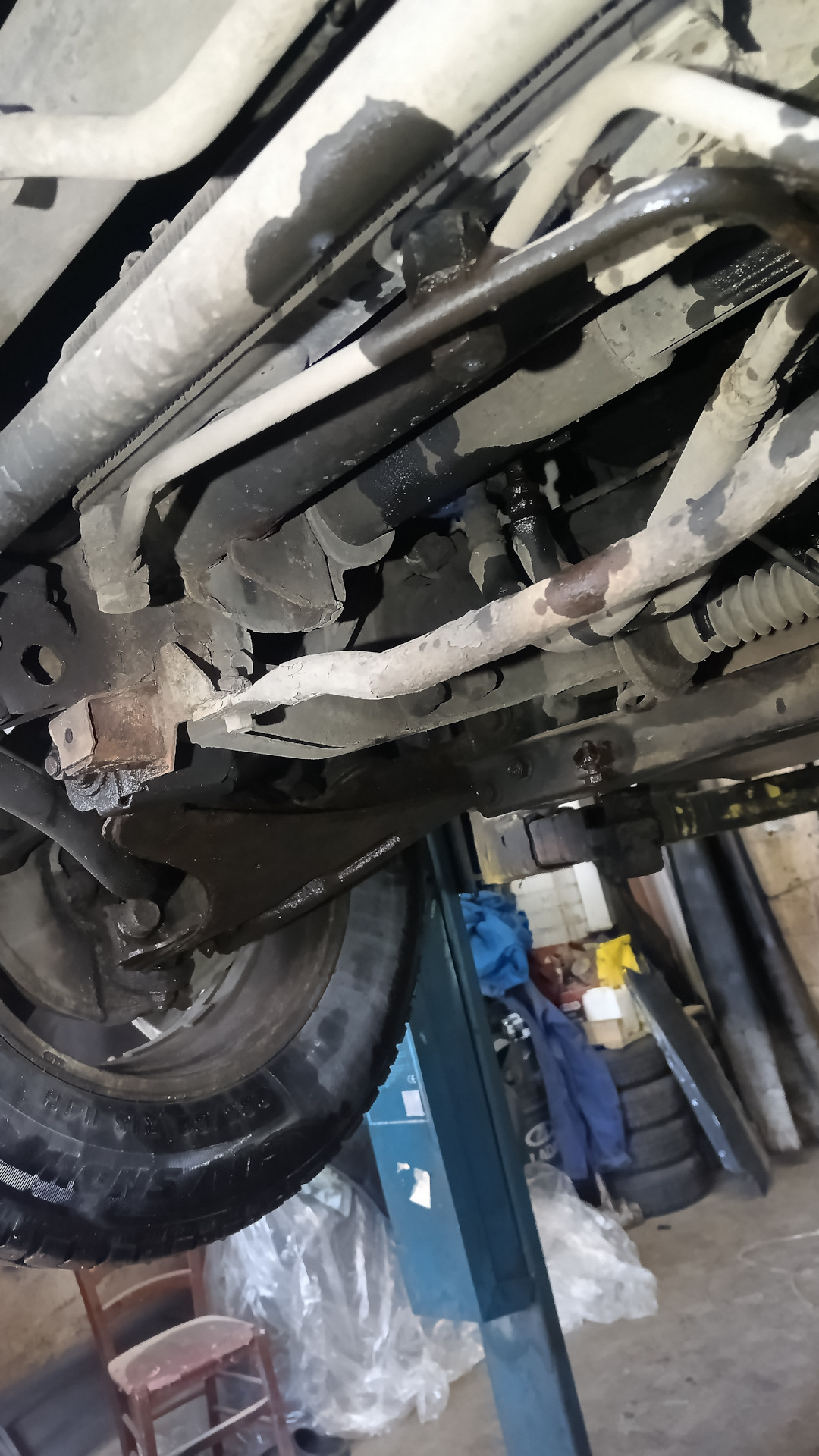 Заменил трубку масляного радиатора. — Mitsubishi Pajero (4G), 3,8 л ...