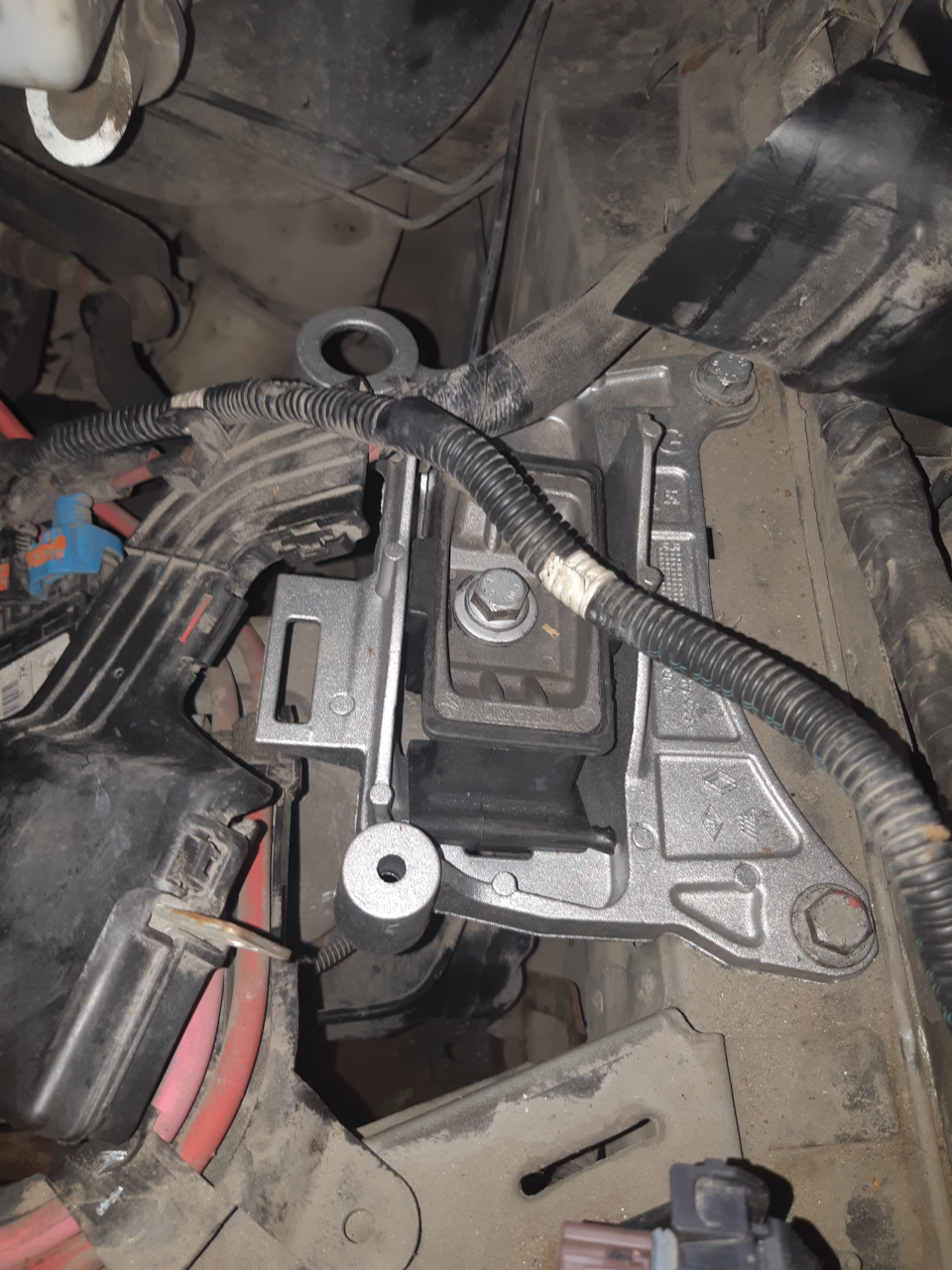 112205136R Опора л двс RENAULT | Запчасти на DRIVE2