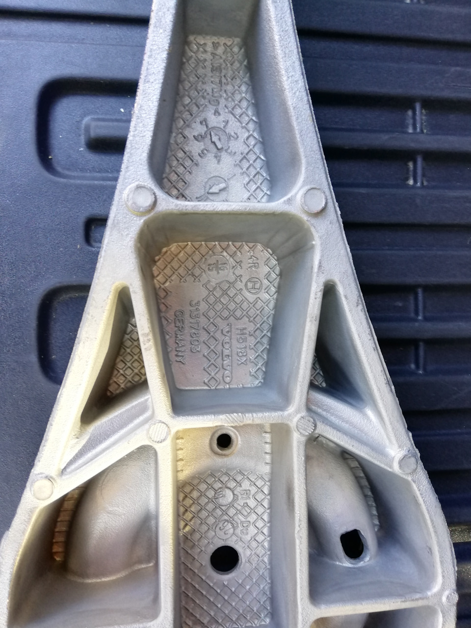 Замена элементов передней и задней подвески Volvo XC70 2008 года ...