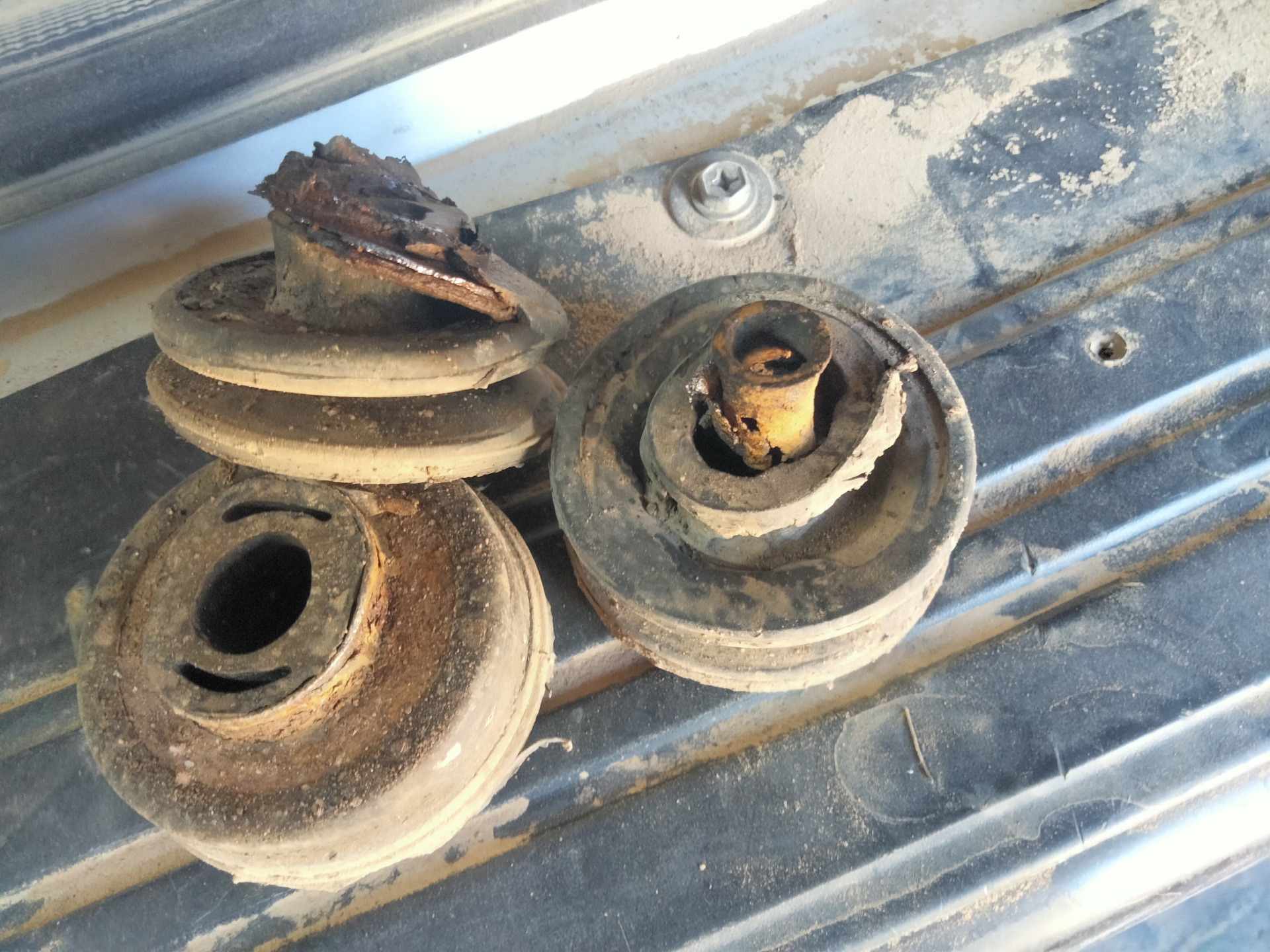 Замена подушек рама-кузов — Mitsubishi Montero Sport (1G), 3,5 л, 2003 ...