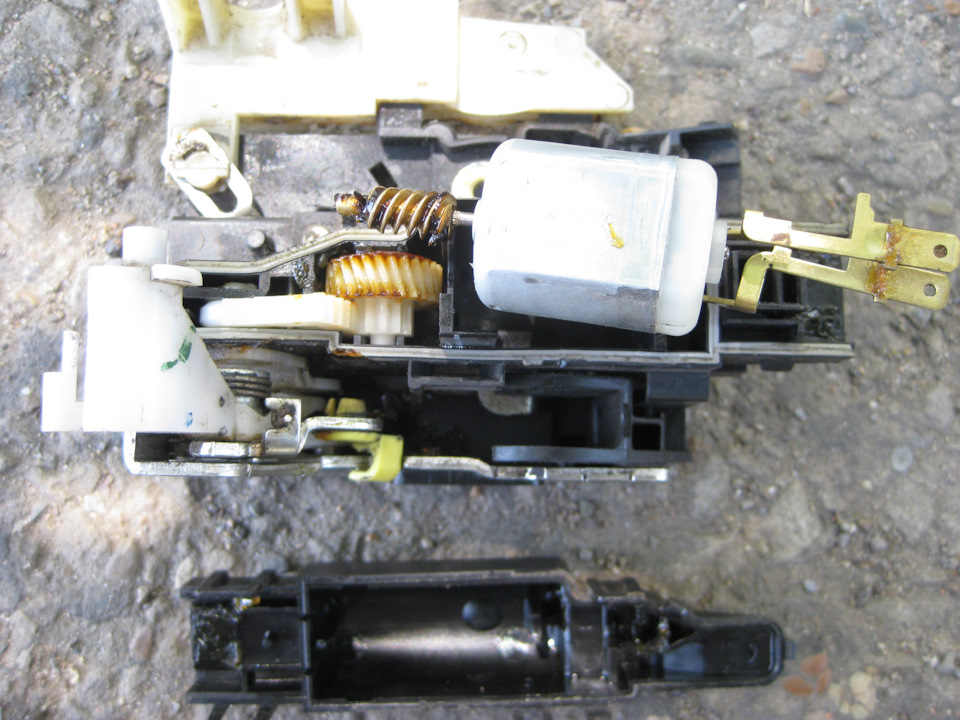 Замена водительского замка двер 805030172R — Renault Duster (1G), 2 л ...