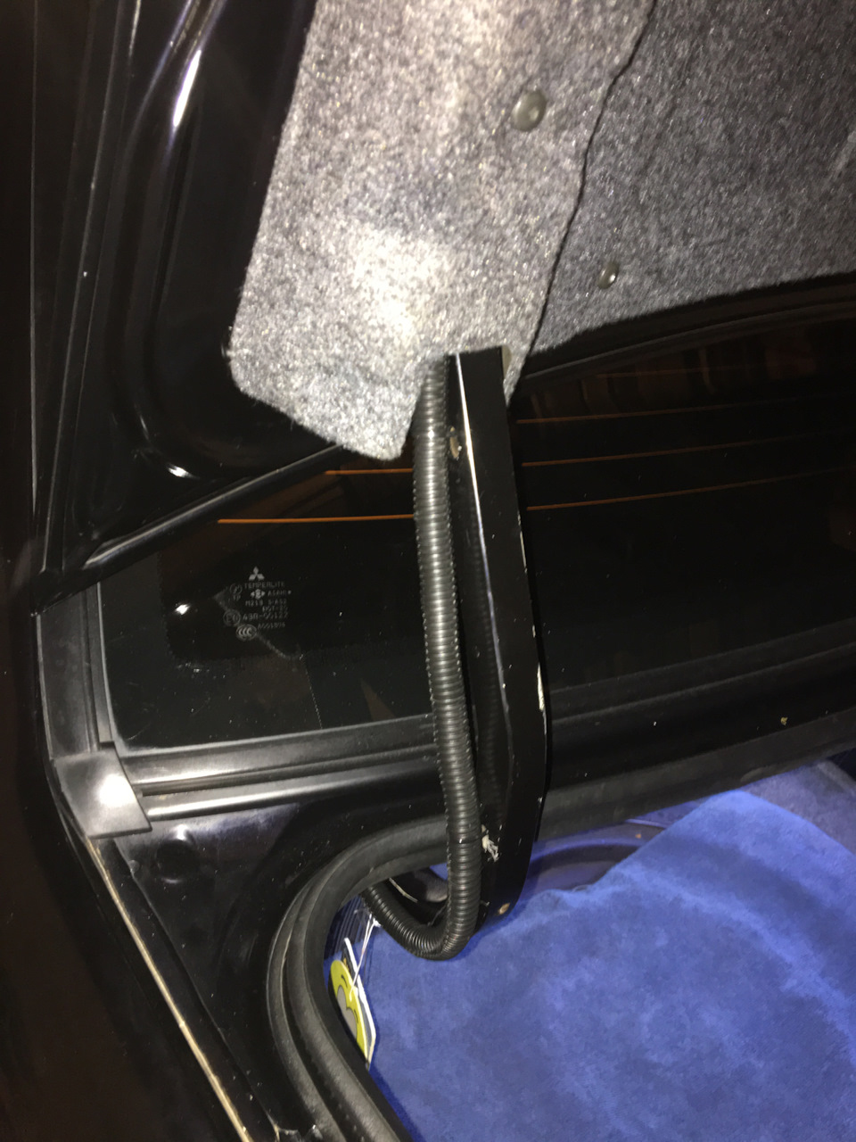 70 Провода в багажнике в гофру — Mitsubishi Lancer IX, 1,6 л, 2007 года ...