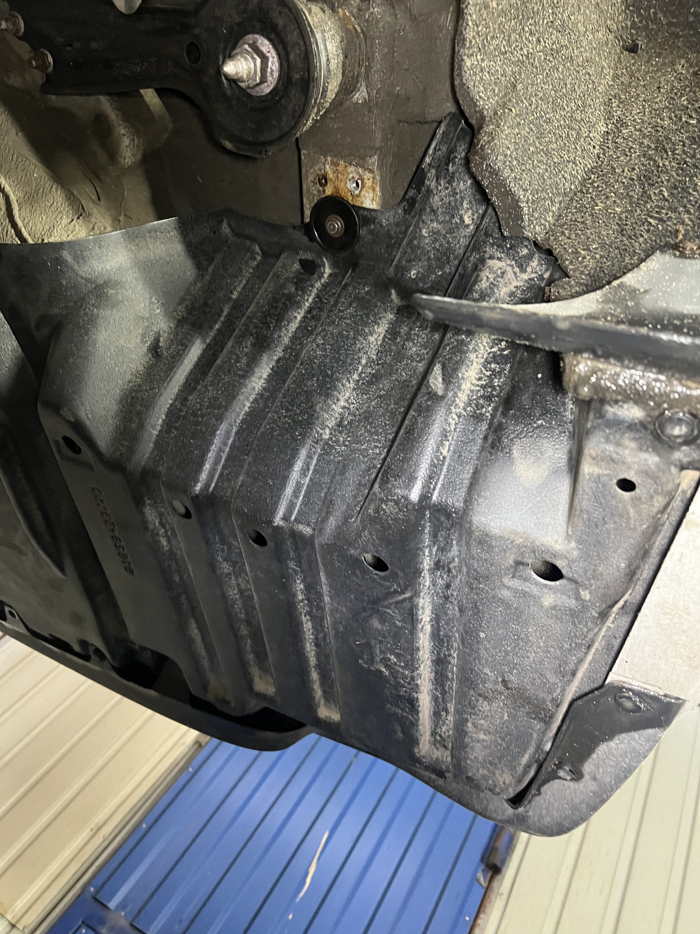 Замена антигравийной защиты Камри 70 2.5, смена колес. — Toyota Camry ...