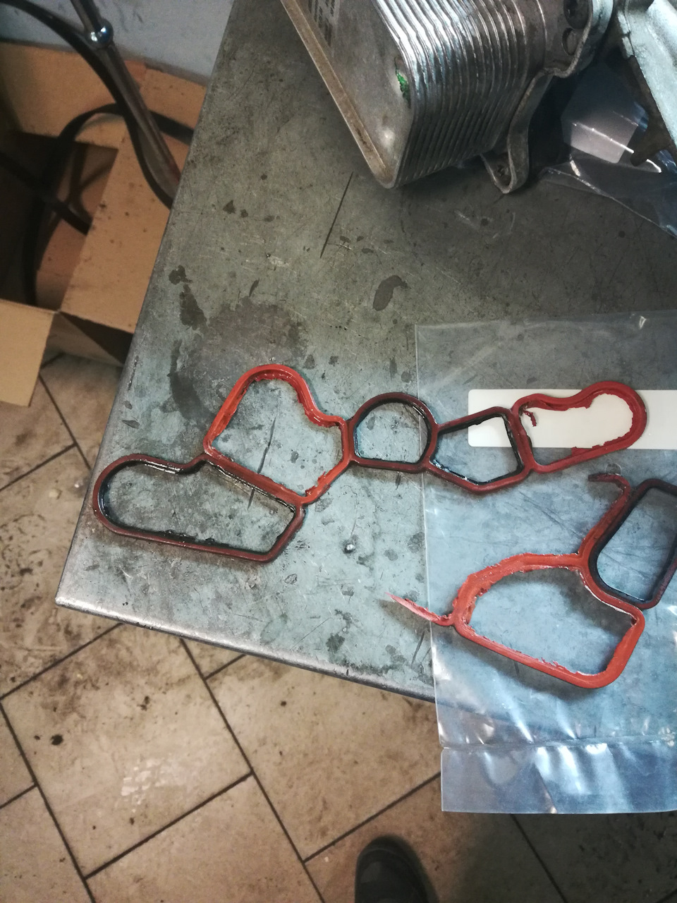 Замена прокладок теплообменника и корпуса масляного фильтра — Mercedes ...