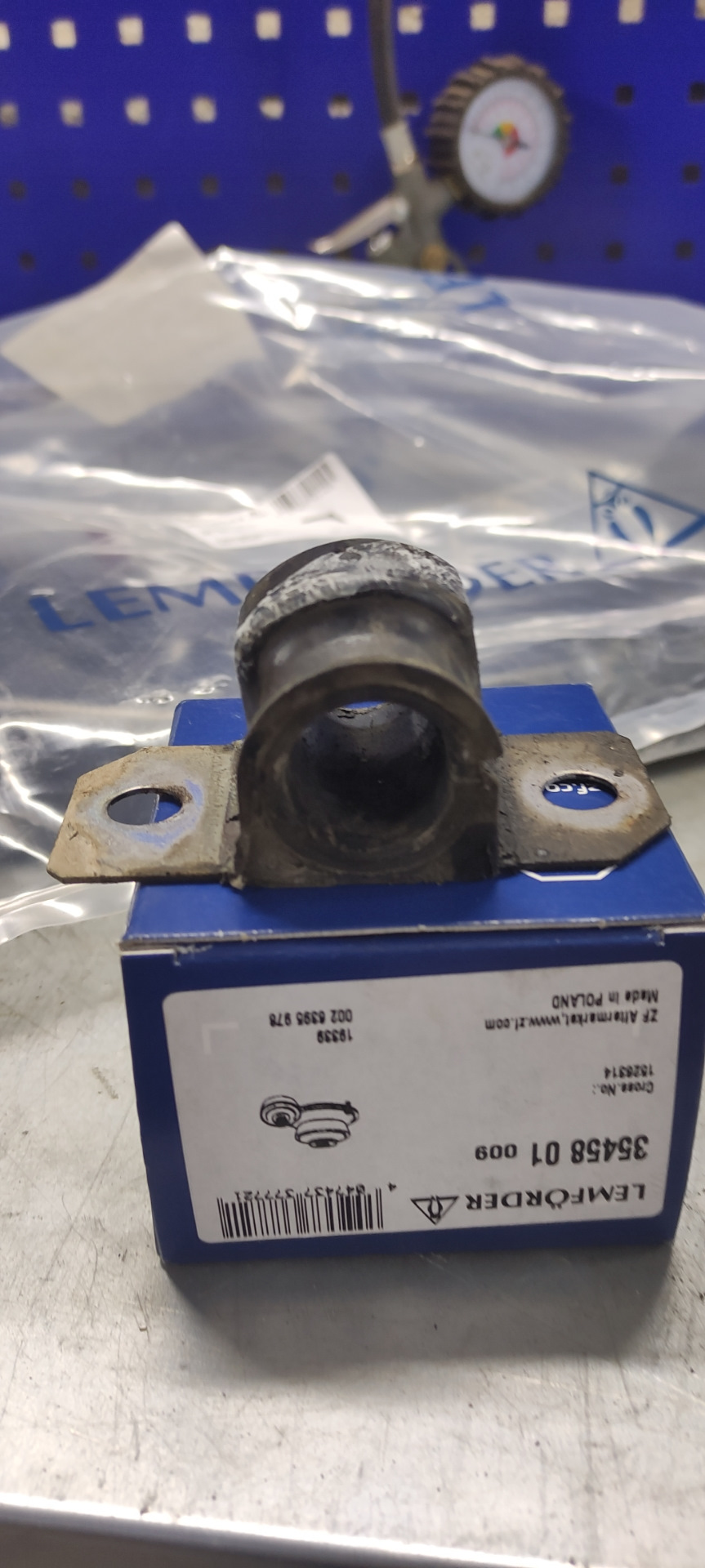 Замена нижней опоры двигателя, двух рычагов и втулок стабилизатора ...