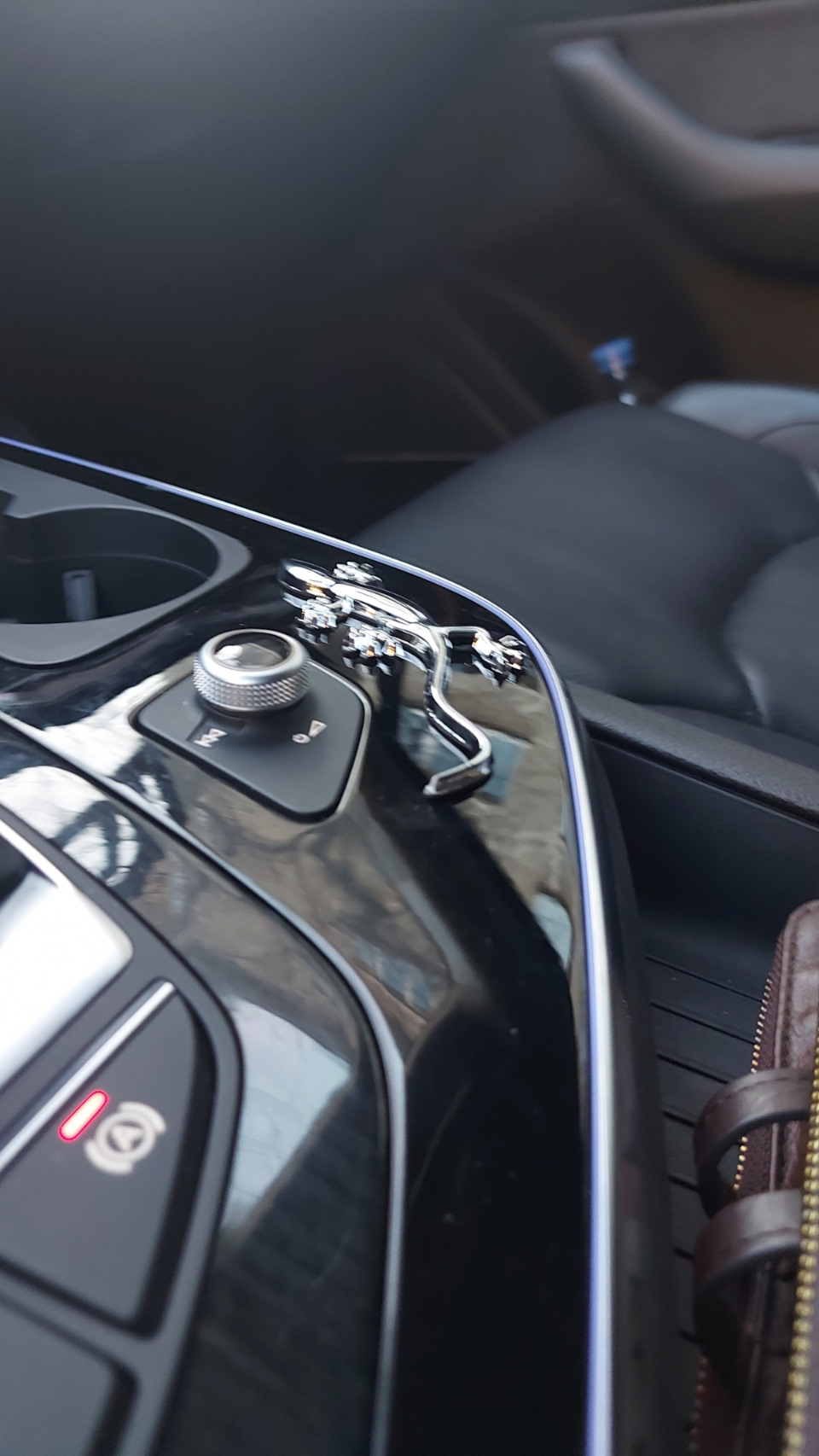 Ящерка геккон на центральную консоль — Audi Q7 (2G), 3 л, 2018 года ...