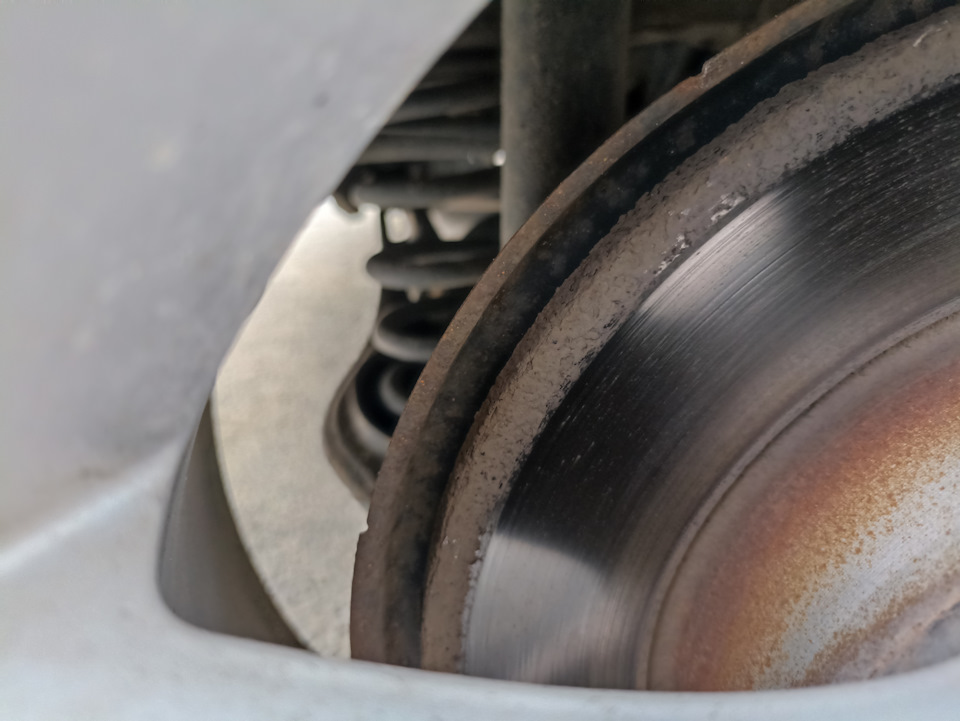 Замена задних тормозных дисков, колодок и до кучи свечей зажигания ...