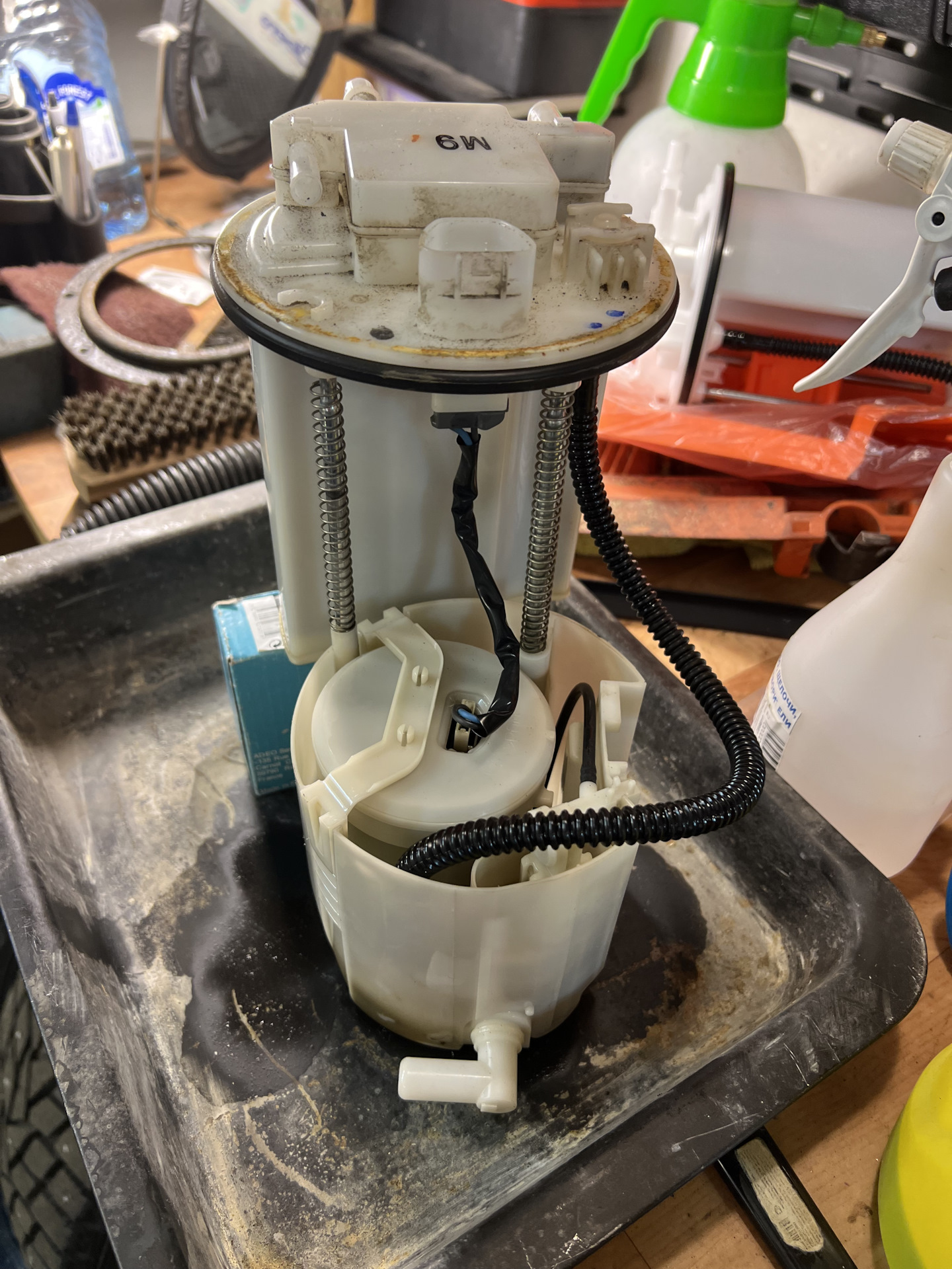 Замена топливного насоса и фильтра — Toyota RAV4 (III), 2,4 л, 2012 ...