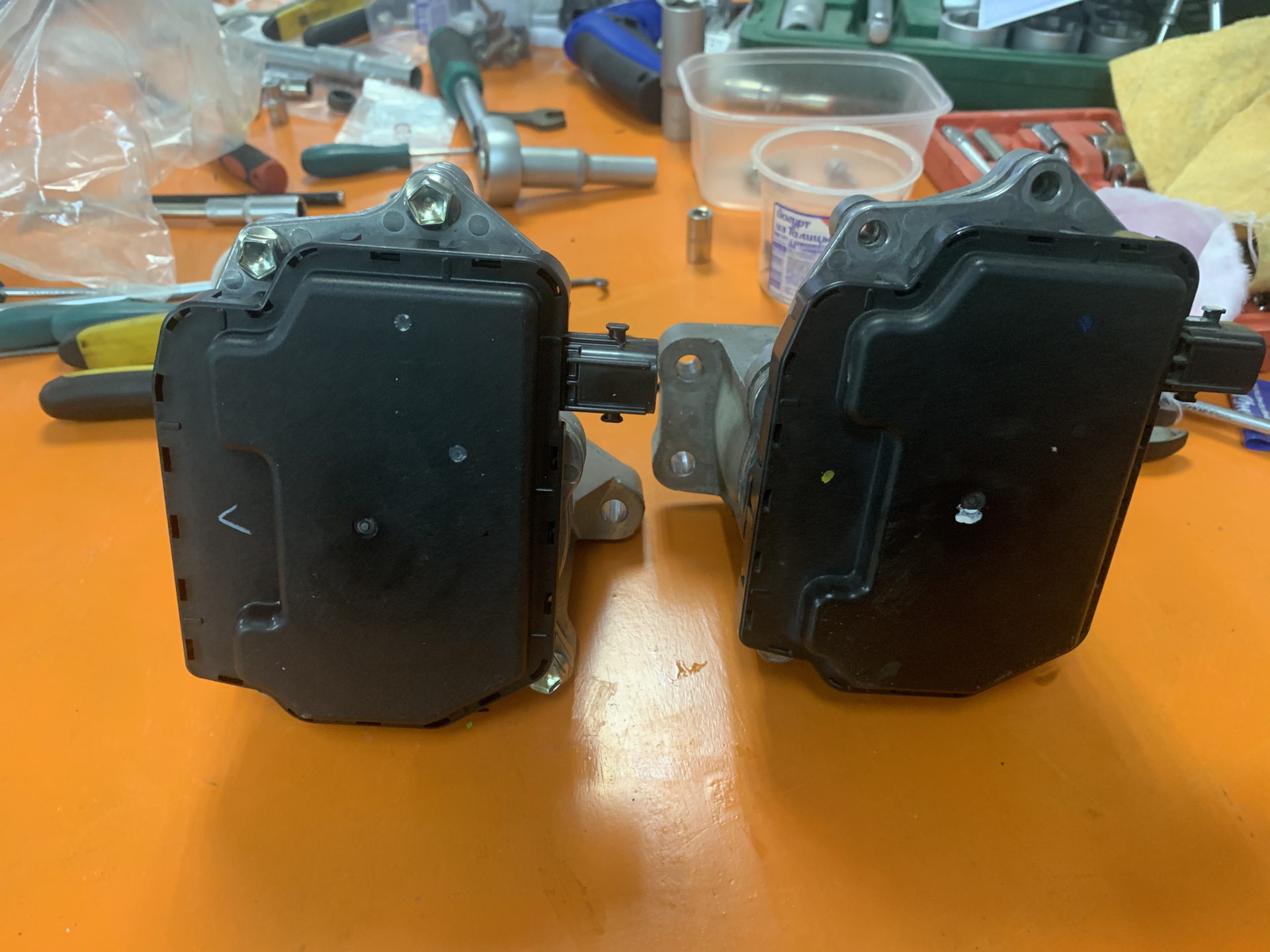 Замена прокладки кронштейна вакуумного насоса и попутная замена ...