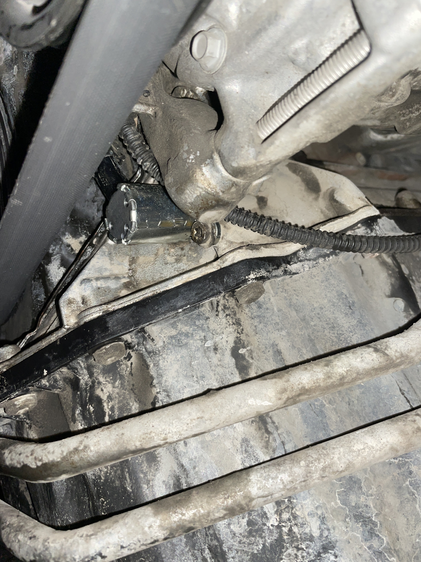 Замена клапана регулирования давления масла N428 — Audi Q5 (1G), 2 л ...