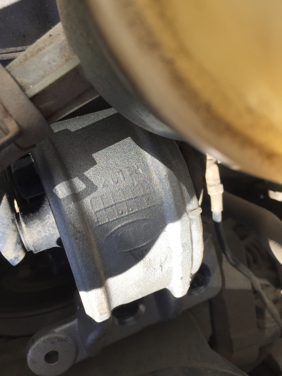 Замена передней правой подушки — KIA Spectra, 1,6 л, 2008 года ...