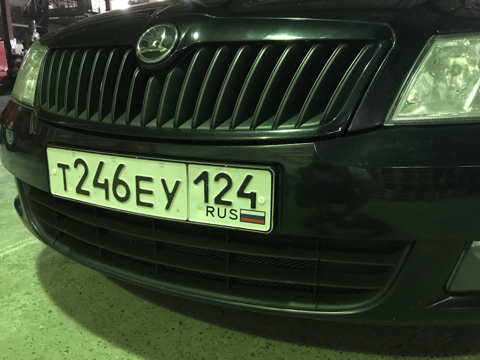 Рамки Гос.номера и замена элементов чехлов сидений — Skoda Octavia A5 ...
