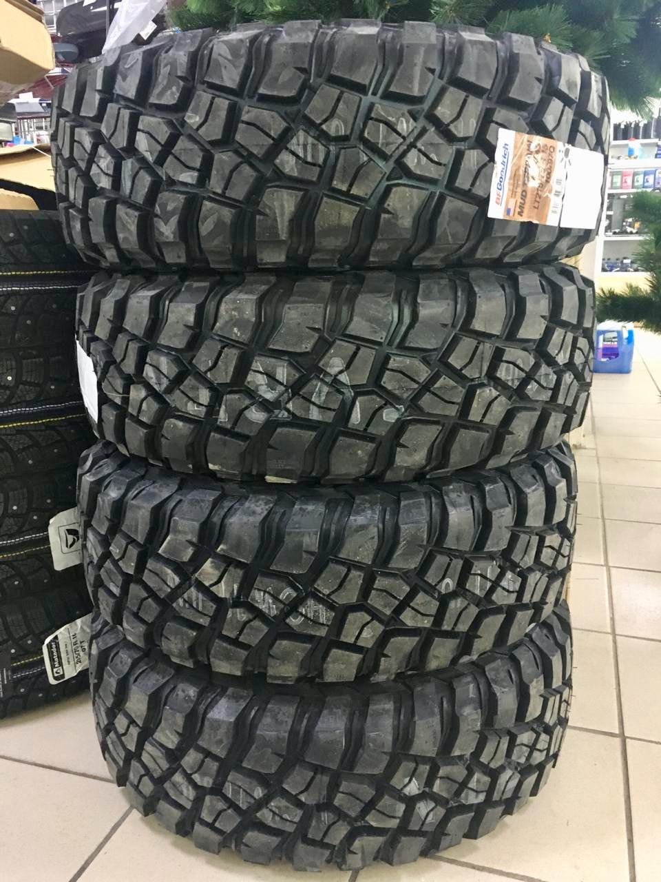 BFGoodrich Mud-Terrain KM3 215/75 R15 + off-road wheels ET 25, 7J ...