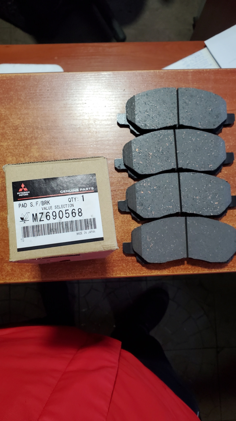 MZ690568 Комплект тормозных колодок. Передняя ось Mitsubishi | Запчасти ...