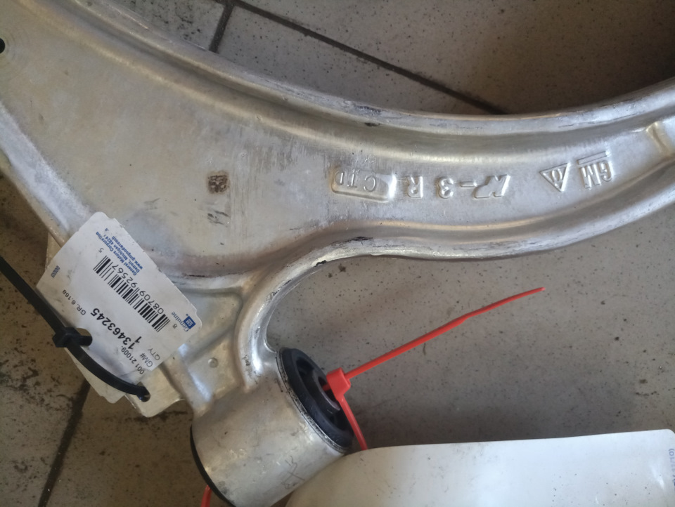 Замена правого рычага шаровой опоры — Chevrolet Volt (1G), 1,4 л, 2014 ...