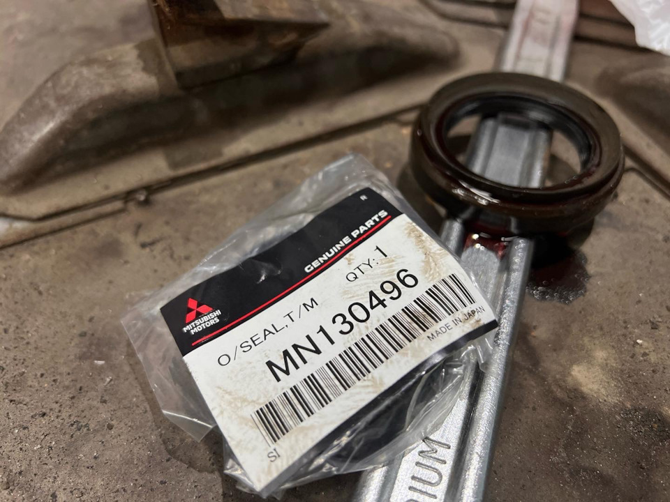 MN130496 САЛЬНИК ПОЛУОСИ ПЕРЕДНЕЙ Mitsubishi | Запчасти на DRIVE2