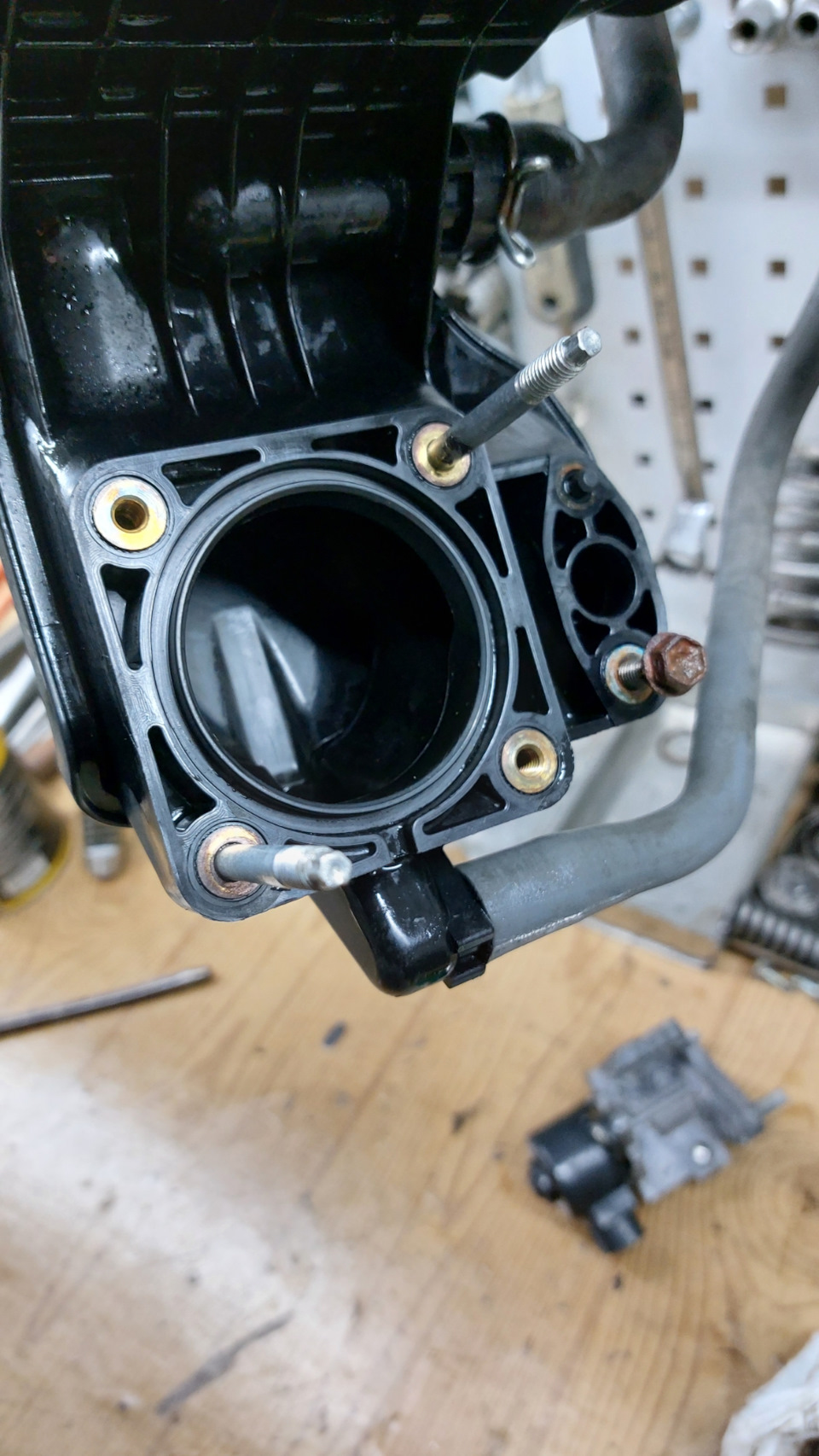 Чистка ЕГР — Toyota Prius (30), 1,8 л, 2010 года | своими руками | DRIVE2