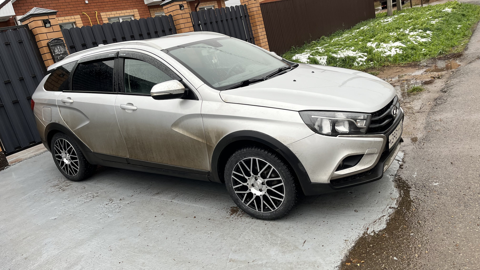 Переобулся — Lada Vesta SW Cross, 1,6 л, 2018 года | колёсные диски | DRIVE2