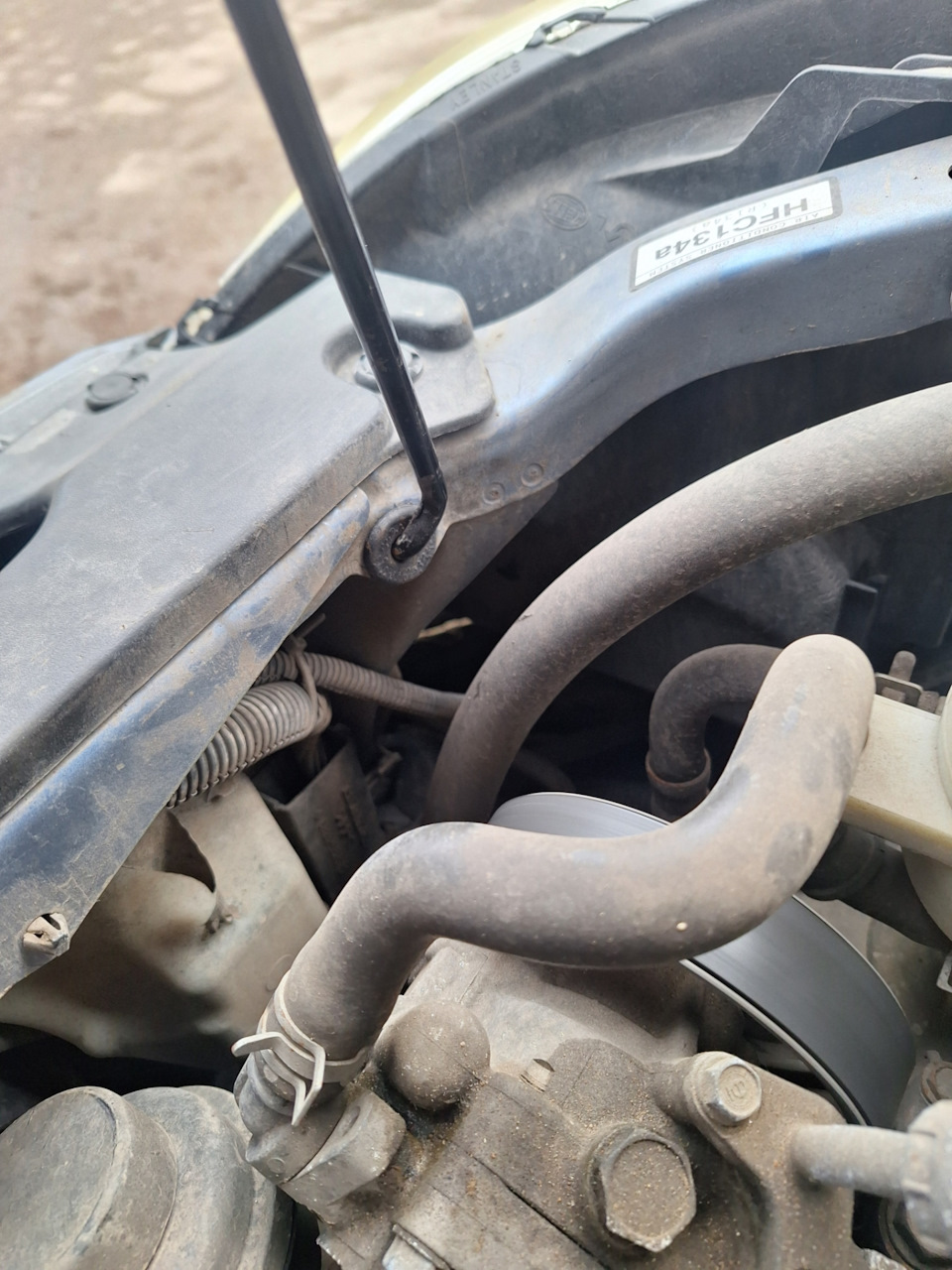 Упор капота — Honda CR-V (RD4/RD5/RD6/RD7), 2 л, 2002 года | своими руками | DRIVE2