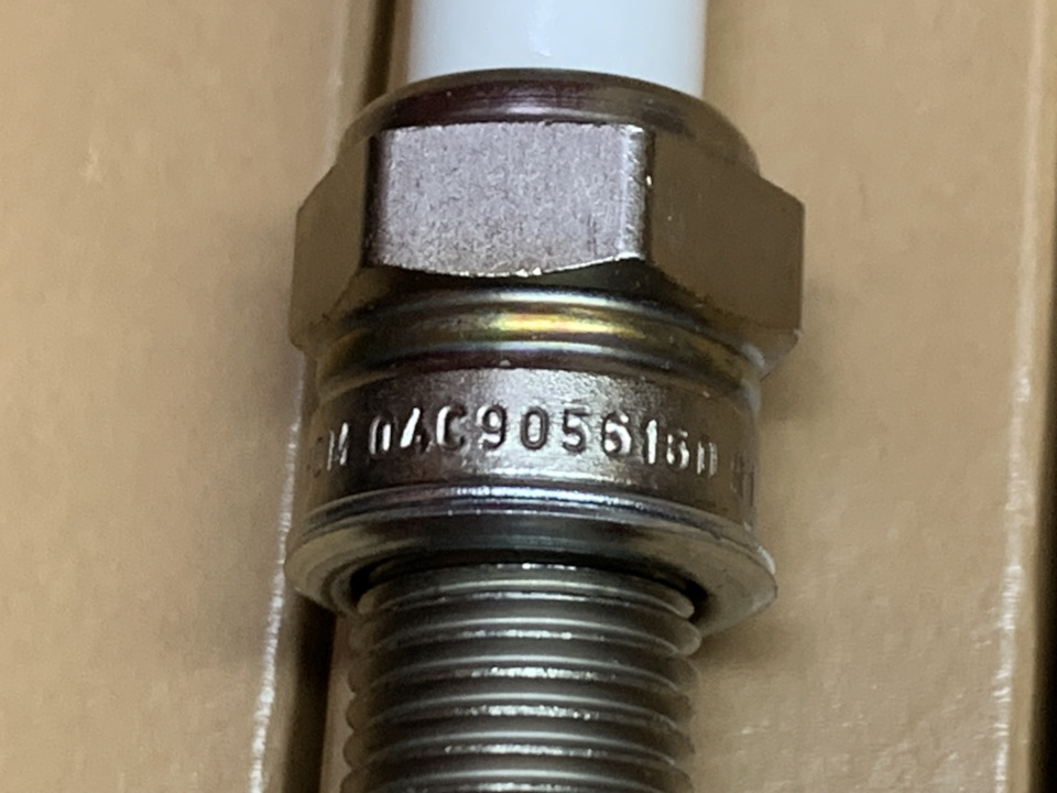 Свечи зажигания VAG 04C905616D EA211 1.6 MPI на Skoda Octavia A7 Mk3 ...