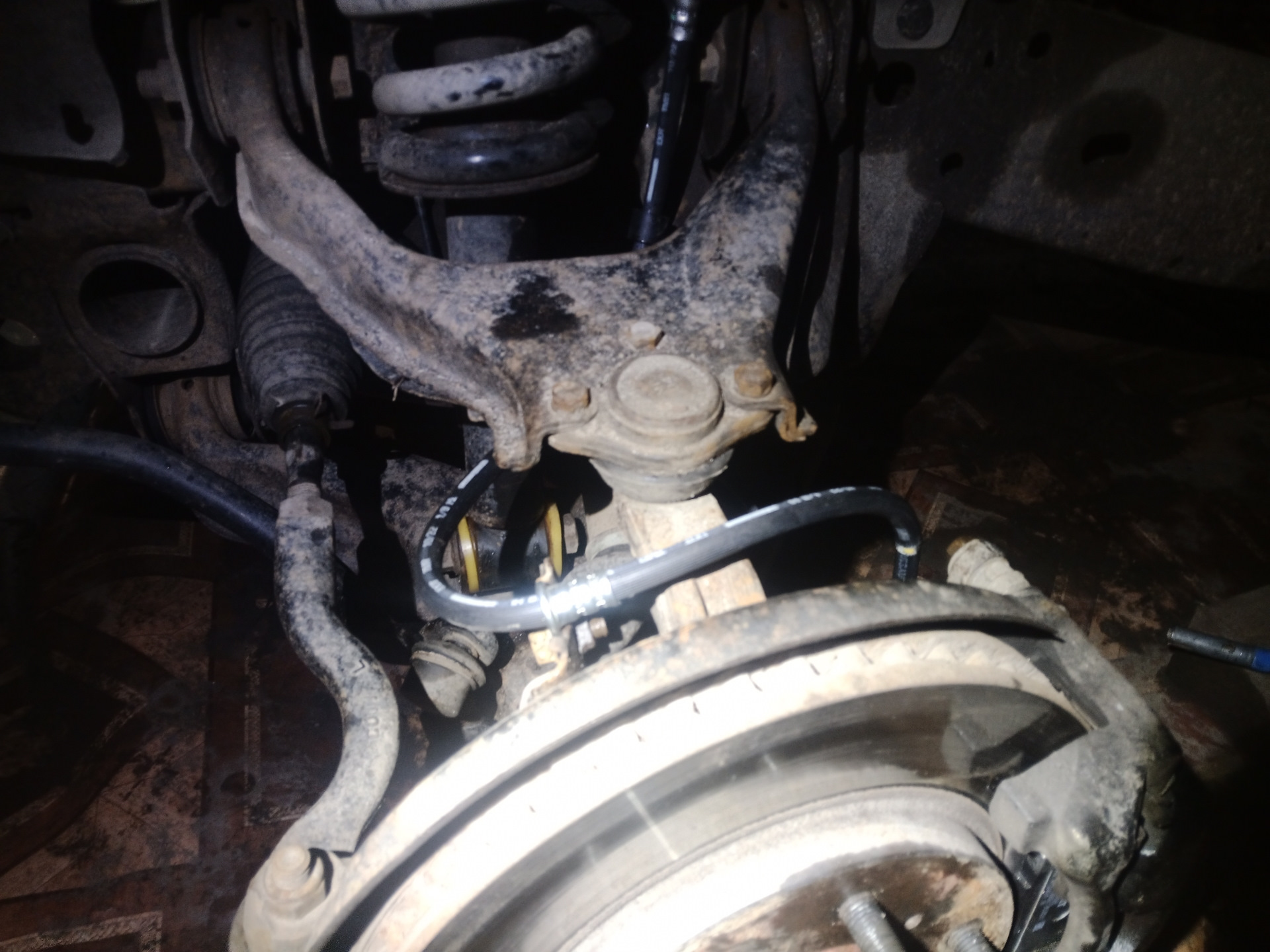 Замена поршней суппортов, передних тормозных колодок и тормозных ...